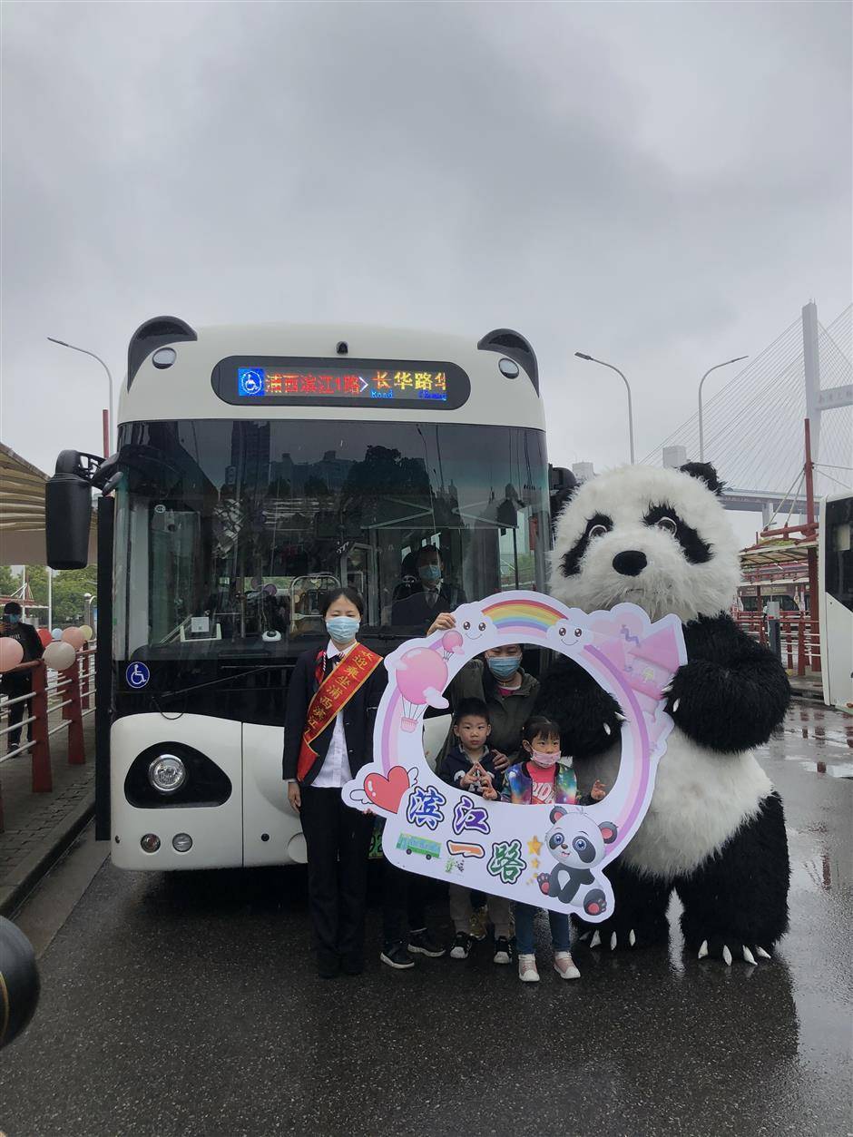 Panda bus impresses tourists on Xuhui riverside